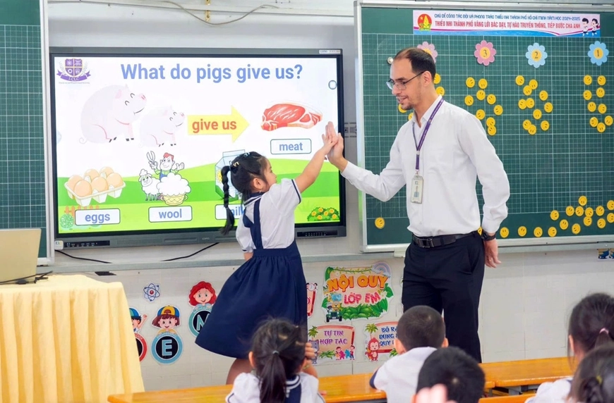 Đã có Nghị định 222/2025/NĐ-CP về dạy và học bằng tiếng nước ngoài trong cơ sở giáo dục